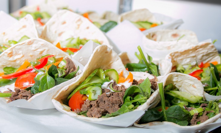 Wrap med hjortskav, pepparrot och syrad gurka