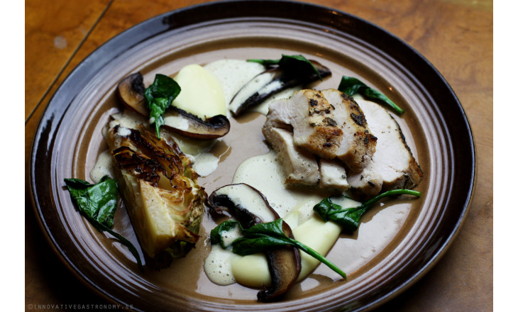 Örtbakad kyckling med palsternackspuré, portabellosvamp och kycklingvelouté