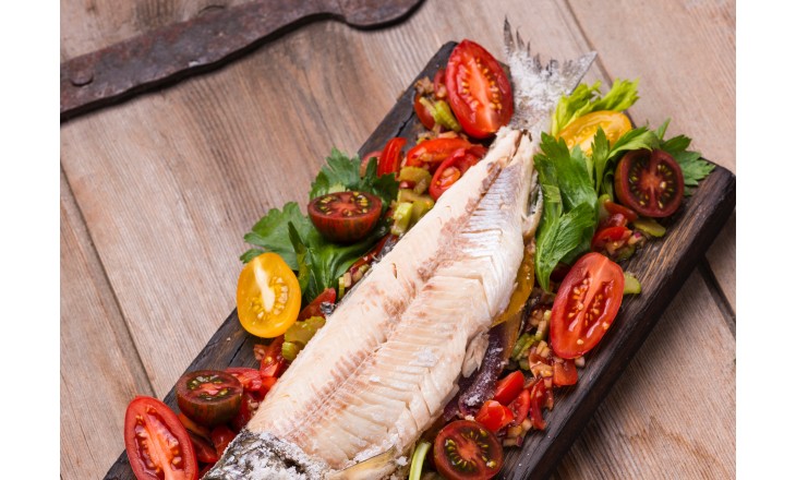 Saltinbakad hel fisk med Bloody Mary-sallad