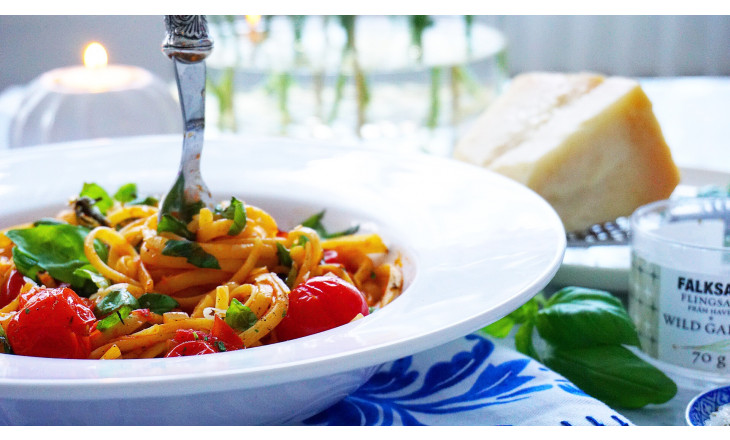 Pasta i tomatsås med soltorkade tomater & basilika