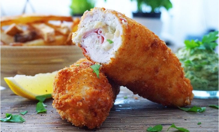 Pankofriterad kycklingrulle fylld med ost & rökt skinka