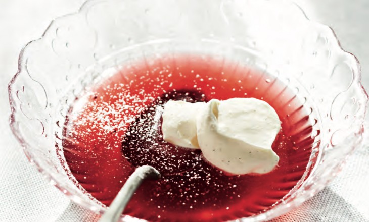 Saftsoppa med vispad vaniljgrädde