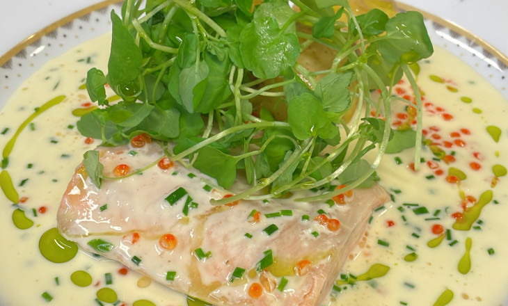 Bakad röding med sandefjordsås och forellrom