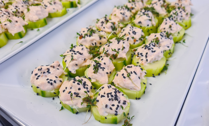 Gurka med röra på varmrökt lax med wasabi och lime