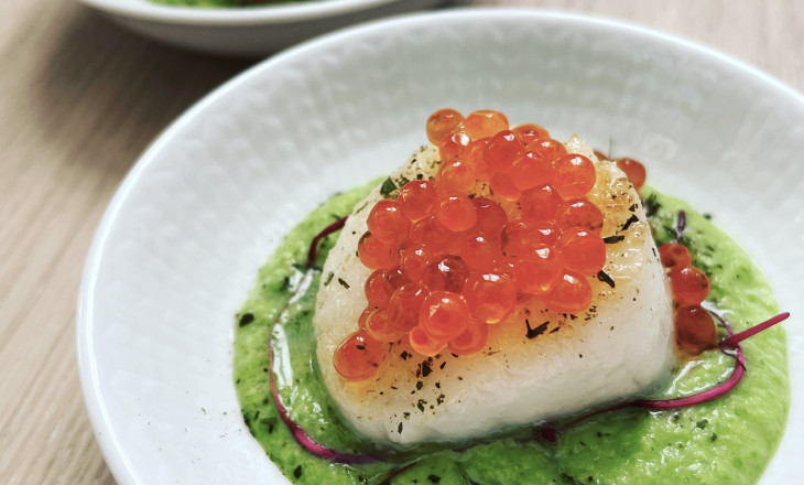 Pilgrimsmusslor med ärtpuré och forellrom