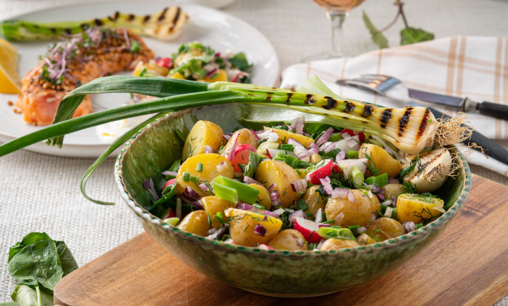 Nypotatissallad med primörer och brynt smör