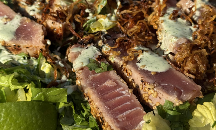 Sallad med halstrad tonfisk samt korianderdressing med lime & honung
