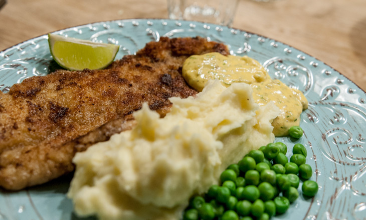 Panerad fisk med potatismos och remouladsås