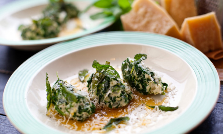 Malfatti con burro e salvia – färskostbollar med spenat och skirat smör