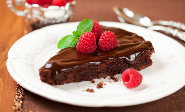 Chokladkaka med hallon och grädde