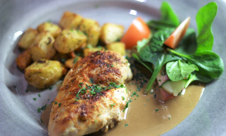 Kycklingfilé med stekt potatis och ljuvlig sås