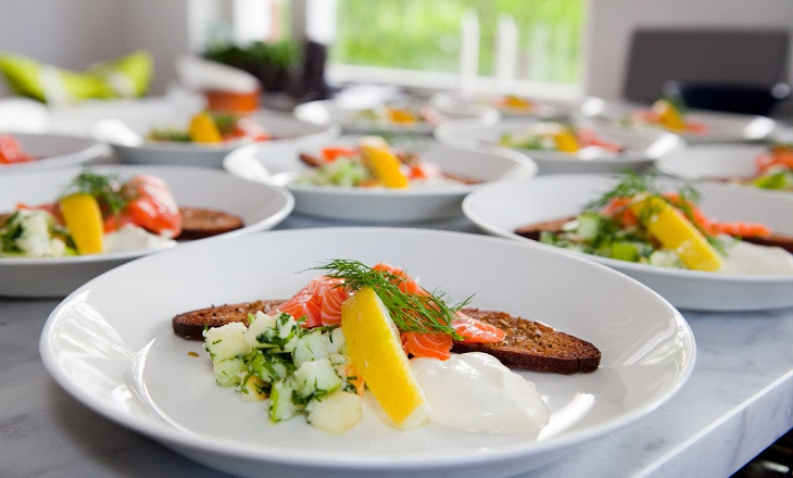 Sashimi på lax med syrlig äppel- och pepparrotssallad, smörstekt bröd ...