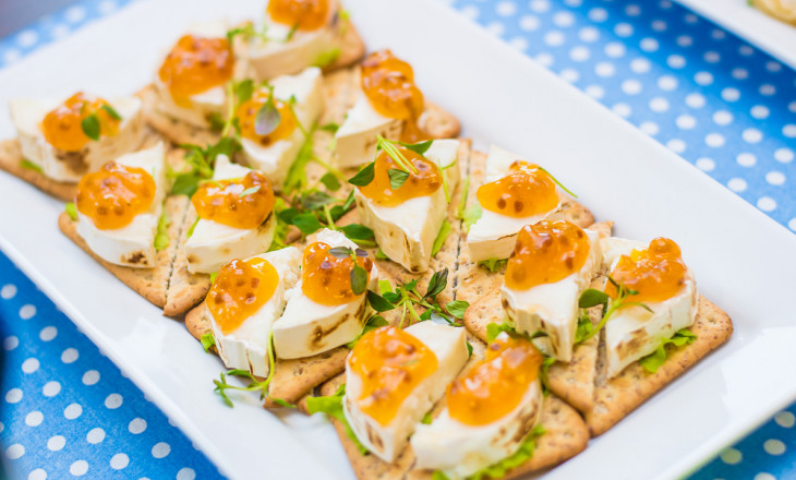 Tilltugg med chèvre och hjortronsylt