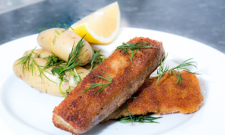 Hemgjorda fiskpinnar på kolja med kall dillsås